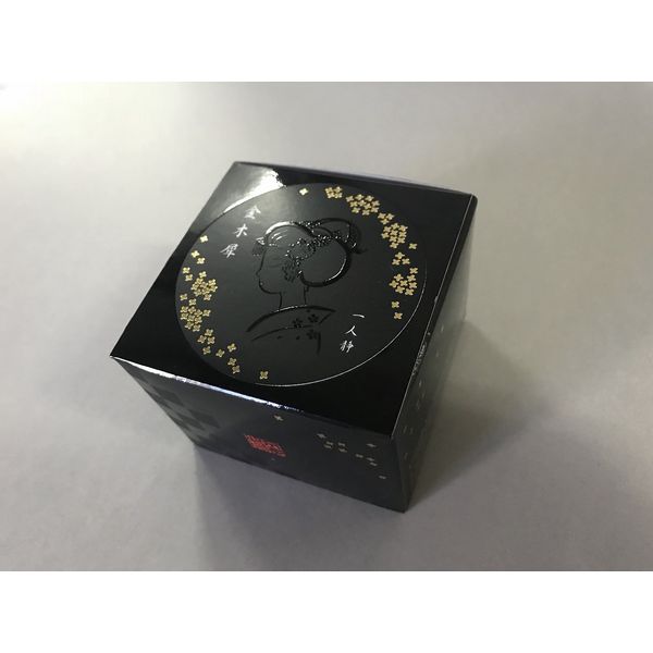 【商品説明】●シアバター、スクワラン、パーム椰子油をベースに程よい滑らかな使いここちで手肌はもちろん腕や足、かかと等に塗布することにより、被膜を形成し皮膚の乾燥や荒れを防ぎしっとりとお肌を守ります。 ●保湿性に優れた金木犀エキス（モクセイ花...