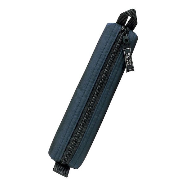サクラクレパスメーカーお問い合わせ：06-6910-8823【商品説明】●小容量でスリムなペンケースです。クッション機能を持ったナイロン生地が、快適な感触です。●プックリふくらんだ「ファスナー引き手」がチャームポイントです。