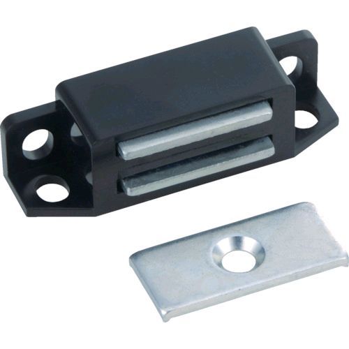 【特長】●縦型、横型の両方からの取り付け可能です。【仕様】●色：黒●全長(mm)：45●吸着力(N)：50【仕様2】●受板用推奨サラねじ：2.7mm●本体取付穴寸法：4×5mm長穴【材質／仕上】●本体:ABS樹脂●受け金具:スチール【セット...