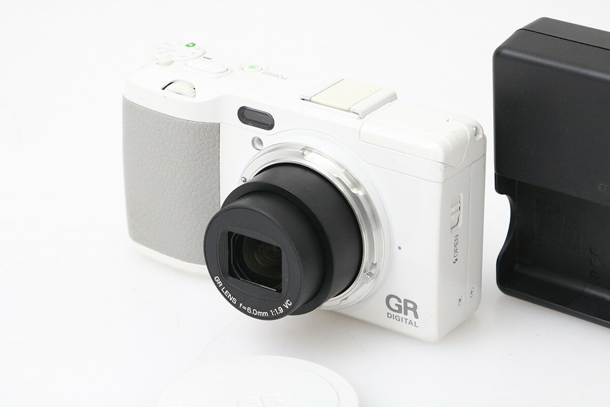 ■商品名 リコー GR DIGITAL IV ホワイトエディション ■状態 並品 [外観] 全体的に使用に伴うスレや傷があります。 外観に多少のヤケがあります。 [光学] レンズ内はチリの混入はありますが、カビやくもりはありません。 [動作...