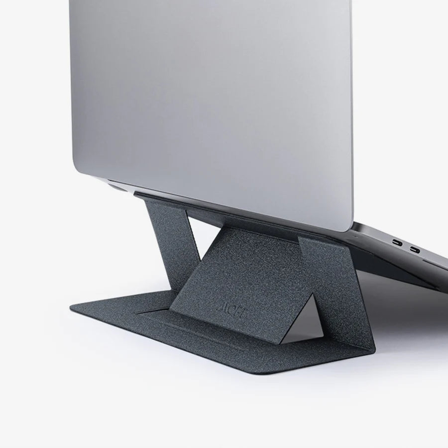 MOFT Adhesive Foldable Laptop Stand 厚さ3mm、2段階の角度が選べる、MacBookやノートPCの裏面に貼り付け装着する折りたたみ式スタンドです。接地面は通気性の優れたパンチング素材を採用。角度は15°/...