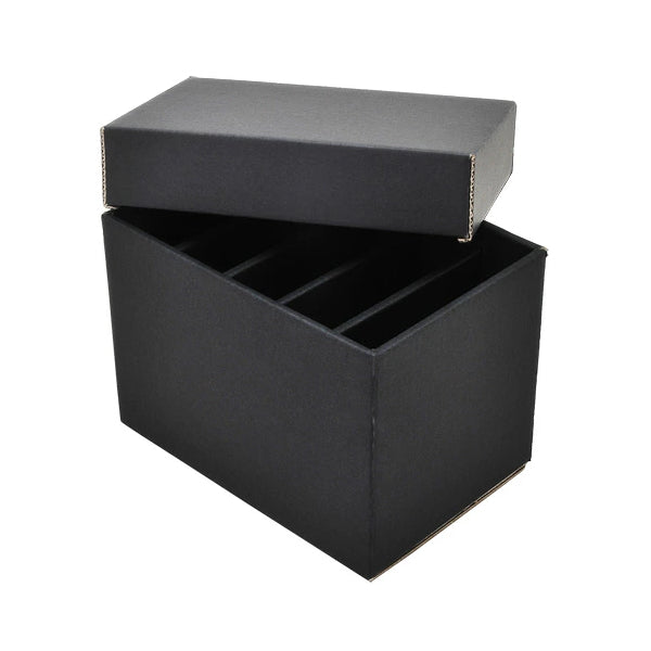 裸族の村 ブラック・蓋付き 3.5インチHDD専用収納BOX『裸族の村』に蓋付きモデル！ダンボールを折って組み立てるだけの簡単設計で、剥き出しの3.5インチバルクHDの収納に最適です。底面に敷くHDDの保護シートを付属しており、収納時の衝撃...