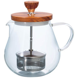 木部はオリーブウッドを使用したナチュラルテイスト。ティーバッグのようにストレーナーを引き上げられるので、2杯目もおいしくいただけます。【製品仕様】■製品サイズ幅 160× 奥行125 × 高 156mm ■実用容量 700ml＜重量（個箱含...