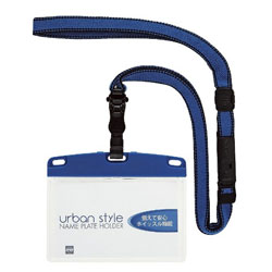 強力クリップで胸ポケットにしっかり固定できます。■首から下げてもブラブラしません。更にストラップ部分のステッチがおしゃれ感を演出。【製品仕様】■ケース内寸：ヨコ90×タテ55mm強力クリップで胸ポケットにしっかり固定できます。