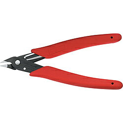 ■18 AWG までのワイヤを切断することができます。■クッション入りのグリップとバネにより、繰り返し切断を行っても快適に作業できます。■熱処理されており、耐久性が上がっています。【仕様】・全長（mm）： 127.0・切断能力（mm）より線...