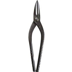 ■砂鉄系刃金日立安来SLD鋼を刃に使用しています。■グリップ部に凹凸加工を施しハンドリングの良さを実現しました。■表面はニッケルメッキにカチオン塗装仕上げです。■ステンレス・ガルバリューム鋼板の切断に対応しています。■板金加工用本職鋏です。...