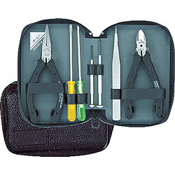 ■携帯に便利なミニ工具セットです。■オフィスワークにもベストフィットする新感覚のツールキットです。【用途】・電子機器などの組み立て、修理に。【仕様】・ケース寸法（mm）間口： 140・ケース寸法（mm）奥行： 100・ケース寸法（mm）高さ...