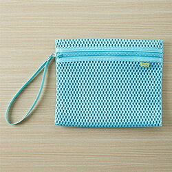 非常に軽く、持ち運びに便利な長めの取っ手（ハンドル）がついているのがポイント。素材はポリエステルのクッション性のあるメッシュに、裏地はソフトメッシュのダブル構造で、見た目は涼しく、きっちり収容できます。デイリーユースのクラッチバッグとしても...