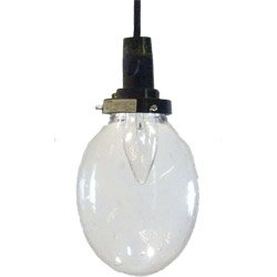 引掛けシーリング式口金：E26　LEDシャンデリア電球付消費電力：4W　明るさ：440lm(40W相当)スイッチ付　コード長：50cmガラス部分、手作り製品につき微妙にバラツキがあります。サイズセード径φ120×160、コード長500本体重...