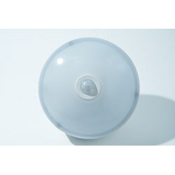 内玄関、脱衣所、廊下、階段、クローゼットなどに！【昼白色】■工事不要取り付けカンタン■人感センサー搭載人を感知して自動点灯、自動消灯■白熱電球40W相当■器具光束520lm■消費電力4.5W電気代約87％カット※白熱電球40形（36W）比■...