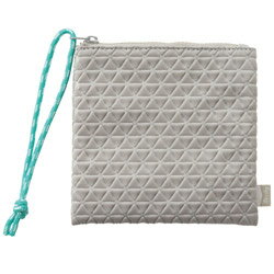 非常に軽く、持ち運びに便利な長めの取っ手（ストラップ）が付いています。素材はやわらかいポリエステルで、ほどよい伸縮性があるため、たっぷり収納していただけます。また、商品丸ごと洗濯ができ、速乾性があるのもポイントの1つです！（JIS規格基準）...