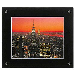 ■厚さ3mmのアクリル板使用 （ガラス未使用）■ブラック■四隅に20mmの足付 （立体感）■タテ掛け・ヨコ掛けフック付本体サイズ(H×W×D)【額縁外寸】 279×329mm仕様1【画面サイズ】 186×236mm四隅に20mmの足付、厚さ...