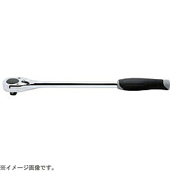 ●小判型ヘッドのラチェットハンドルは、通称カム切替式と呼んでいる左右切替を担う三角形の部品（カム）と連動する2枚のツメでラチェッドギヤを支える構造を採用。この構造はツメとツメを支えるスプリングが左右で独立しているため、ラチェットの動作を軽く...
