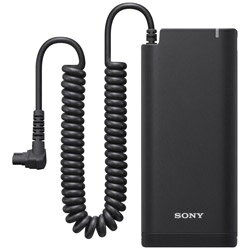 ■フラッシュの充電時間を短縮し、発光回数を増やせる外部電池アダプター。■大光量フラッシュ『HVL-F60RM』と本商品を組み合わせることで、発光間隔をフラッシュ単体の最速1.7秒（※1）（2.5秒（※2））から本機使用時最速0.6秒（※1）...