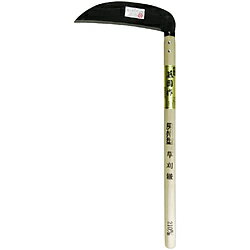 ■ヨモギ等の柔らかい草の草刈に適しています。■手打ち鋼付製で良く切れて長く使えます。■（ススキなど硬い雑草や笹竹は中厚鎌、厚鎌をご使用下さい）。■信州鎌などに比べ形状が細型な為、草と草の間に入り込み易く、効率よく草刈できる鎌です。■信州鎌な...