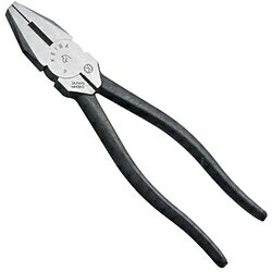 切断能力:硬線2.3mm。切断能力:軟線3.2mm。JIS規格を上回る社内規格が基準となっており0.3mmの線材から硬鋼線迄切れ味は完璧です。軽量で強靭なビニールハンドルのないタイプ。先端は挟みやすいセレーション加工。優れたペンチをお手もと...