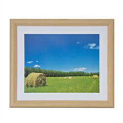 前面板に透明アクリル板を採用し、安心感が向上した木製額縁です。本体重量590g額縁外寸271×321mm額縁内寸229×279mm付属品吊りヒモ仕様1【色】木地色【マット台紙厚】厚手Vカット台紙（1.3mm）仕様2【マット台紙外寸】239×...