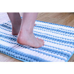 ボリュームたっぷり、羊のようなもこもこ吸水バスマット■ボリューミーなもこもこバスマット踏み心地抜群の大きいパイルがたっぷりと吸水。床をしっかり守ります。■抗菌防臭効果足で踏んだり、濡れたまま干したり置いておいたりするバスマットの気になるにお...