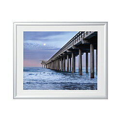 シャープな質感と丸みを帯びた形状の組み合わせが美しい、オーソドックスなアルミフレーム。 飾る写真を素直に表現できる、オールラウンダーです。対応サイズ半切本体重量1060g額縁外寸417×510mm額縁内寸395×448mm付属品吊りひも仕様...