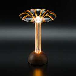 Glowide Fontana Stripe（グローワイド・フォンターナ・ストライプ）は、工芸ガラス製のLEDスタンドライトです。日本発のユニークなバルブレス間接照明です。台座にはLEDが隠れていて、噴水型のガラスから光が吹き出します。Su...