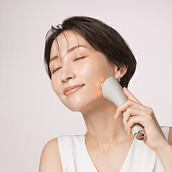 1台5役のマルチ美顔器これ1台で本格的トリートメントが可能。イオン導出、イオン導入、RF（ラジオ波）、EMS、LED（3色）機能付き。【セット内容】・本体・遮光ゴーグル・アイグラス・コットンストッパー・ポーチ・充電用ACアダプター・取扱説明...