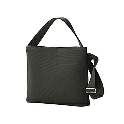 タブレットの持ち運びに便利！11インチまでのタブレットを収納可能なショルダーバッグです。スマートなシルエットながら、充電器などを分けて入れられるポケットも完備。お出かけに必要な荷物を十分に収納できます。■タブレット汎用ショルダーバッグ11イ...