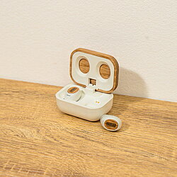 ■通話やガイダンスにも対応Bluetooth接続時にタップするだけで通話が可能。スマートフォンやタブレット等の電子機器の音声ガイダンスにも対応。■片耳モード搭載ライフスタイルに合わせて周囲の音を確認しながら、片耳だけでも音楽や通話が可能に。...