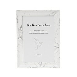 高級感のある大理石調フレーム【製品仕様】・フレーム外寸：W110×H148×D12mm・フレーム窓寸：W80×H118mm・最大収納サイズ：W89×H127mm・重量：110g・前面板：ガラス・吊り金具、スタンド付き高級感のある大理石調フレーム