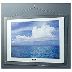 ■イラスト入 ■アクリル板と3mm厚の2枚合わせ ■吊下げ用スチールワイヤー付き（タテ吊り用、ヨコ吊り用各1本付き） ■フック用金具4個付き ■化粧函入 ※壁に取り付ける金具（フック）は付属しておりません。市販の壁の種類にあった専用金具（フ...