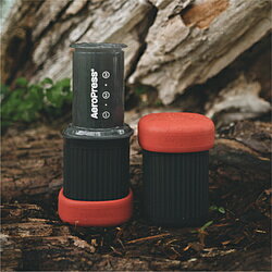 アメリカのアウトドア用スポーツ玩具メーカーであるAerobie, Inc.（エアロビ社）で2005年に開発されたコーヒー抽出器具のエアロプレス。現在はAeropress Inc.（エアロプレス社）。空気の力を利用し、短時間で安定した味わいの...