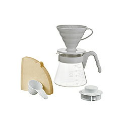 世界中で人気のV60ドリッパーを使ったハンドドリップセットです。サーバー、ドリッパー、ペーパーフィルター40枚、計量スプーンがセットになっており、すぐにコーヒーを淹れられます。耐熱ガラス製のサーバーは、抽出の様子も楽しめます。円錐形のドリッ...