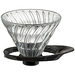 V60耐熱ガラス透過ドリッパー02は、円錐形の形状と大きな1つの穴、スパイラルリブが特徴のドリッパーです。耐熱ガラス製で、抽出過程を目で楽しむことができ、不透明なマグカップでもコーヒーの量が見やすいデザインです。コーヒー豆の旨味をしっかりと...