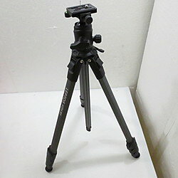 〔中古品〕〔商品ランクA〕〔欠品〕取扱説明書、三脚ケース、六角レンチ×2〔メーカー〕SLIK 〔ジャンル〕デジカメオプション 〔種類〕4段三脚 〔伸長（全高）〕1585mm 〔最低高〕440mm 〔縮長〕545mm 〔最大荷重〕1.5kg ...