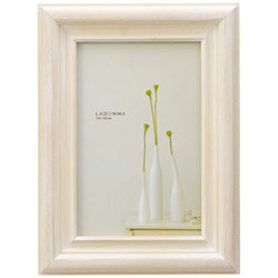 【製品仕様】外寸：148×199内寸：103×154窓寸：92×143材質：アルダー材シャビー感のある木工デザインがノスタルジックな、アンティーク調フレーム。