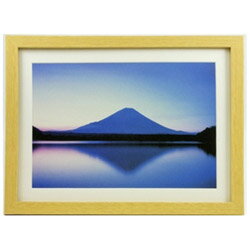 前面に無反射PET採用、光沢と写り込み防止の両方を実現■従来の額縁では、光沢と無反射ガラスが別ーの仕様で販売されていましたが、前面　無反射ペット採用により光沢と写り込み防止の両方を実現いたしました。■日差しや照明の写込みを気にされる方に最適...