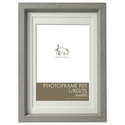 3サイズの写真を飾れるインテリアフォトフレーム。付属のマットを入れ替えることでLサイズ、KG（ハガキ）サイズ、2Lサイズの3つのサイズの写真を飾れます。インテリアになじみやすい落ち着いた色合いの木目調フレームを使用しています。マット2枚を使...