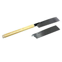 E-Value 替刃式鋸265プラスワン藤巻 EBW-265T切れ味が長持ちする刃先衝撃焼入れです。一般木材・集成材・合板・硬木の切断作業。替刃1枚付のお買い得セットです。替刃防錆処理済で錆にくいです。袋入替刃で使用時まで錆びません。根強い...