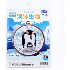 可愛い海洋生物のクロスステッチキットです。■キット内容/おしゃれフープ、25番刺しゅう糸、クロス針、No.3000布(ジャバクロス中目)オフホワイト、カラー図案付き説明書■出来上がりサイズ/額内径約縦15.5cm×横15.5cm