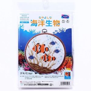 可愛い海洋生物のクロスステッチキットです。■キット内容/おしゃれフープ、25番刺しゅう糸、クロス針、No.3000布(ジャバクロス中目)オフホワイト、カラー図案付き説明書■出来上がりサイズ/額内径約縦15.5cm×横15.5cm