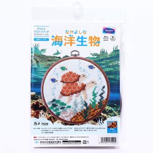 可愛い海洋生物のクロスステッチキットです。■キット内容/おしゃれフープ、25番刺しゅう糸、クロス針、No.3000布(ジャバクロス中目)オフホワイト、カラー図案付き説明書■出来上がりサイズ/額内径約縦15.5cm×横15.5cm