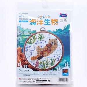 可愛い海洋生物のクロスステッチキットです。■キット内容/おしゃれフープ、25番刺しゅう糸、クロス針、No.3000布(ジャバクロス中目)オフホワイト、カラー図案付き説明書■出来上がりサイズ/額内径約縦15.5cm×横15.5cm