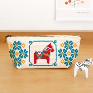 おしゃれでかわいい北欧テイストのクロスステッチししゅうキットです。[セット内容]25番ししゅう糸、半仕立て済みファスナー付きポーチ(No.8300布インディアンクロス)ベージュ(1)、クロス針、カラー図案付説明書