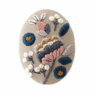 繊細なお花や実などの植物の図案。フランスししゅうの手習いになるキット。