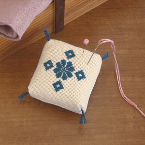 津軽地方の人が厳しい冬をしのぐために、布に木綿糸で刺したのが始まりとされるこぎん刺し。素朴な風合いと、美しい幾何学模様をお楽しみ下さい。・セット内容:布(オリムパスNo.1100布コングレス)、こぎん糸、針、綿、図案付説明書・用意するもの:...
