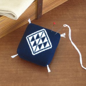 津軽地方の人が厳しい冬をしのぐために、布に木綿糸で刺したのが始まりとされるこぎん刺し。素朴な風合いと、美しい幾何学模様をお楽しみ下さい。・セット内容:布(オリムパスNo.1100布コングレス)、こぎん糸、針、綿、図案付説明書・用意するもの:...