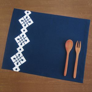 津軽地方の人が厳しい冬をしのぐために、布に木綿糸で刺したのが始まりとされるこぎん刺し。素朴な風合いと、美しい幾何学模様をお楽しみ下さい。・セット内容:布(オリムパスNo.1100布コングレス)、こぎん糸、針、図案付説明書・用意するもの:縫い...