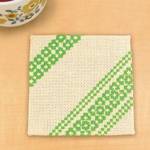 津軽地方の人が厳しい冬をしのぐために、布に木綿糸で刺したのが始まりとされるこぎん刺し。素朴な風合いと、美しい幾何学模様をお楽しみ下さい。・セット内容:布(オリムパスNo.1100布コングレス)、こぎん糸、針、図案付説明書・用意するもの:縫い...
