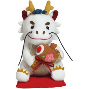 2024年度の干支は辰(たつ)!かわいい新商品が登場しました!水晶のパワーで健康運をアップしよう!出来上がりサイズ:約高さ17cm×幅11cm×奥行17cm(若干の差が生じます)キット内容:表布(7種)、フェルト(4種)、詰め綿、目ボタン、...