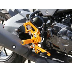 GORM/MSX125 (16-) 用のバックステップキットです。 ステップ位置は2ポジション可変です。カラーはブラックとゴールドの2色からお選びいただけます。 また、シフトスピンドルホルダーも別売りでご用意いたしました。◆GORM/MSX...