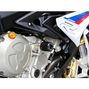 ◆万が一の転倒でも、車体やエンジン周りのダメージ低減が期待できる、エンジンスライダーです◆エンジンにマウントすることを考え、左右共に4点留めのプレートを配し、万が一の転倒時に、エンジンへの衝撃を分散させる設計としました◆また、前輪のアクスル...